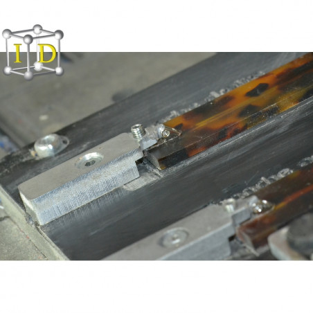 Turning clamps for temples